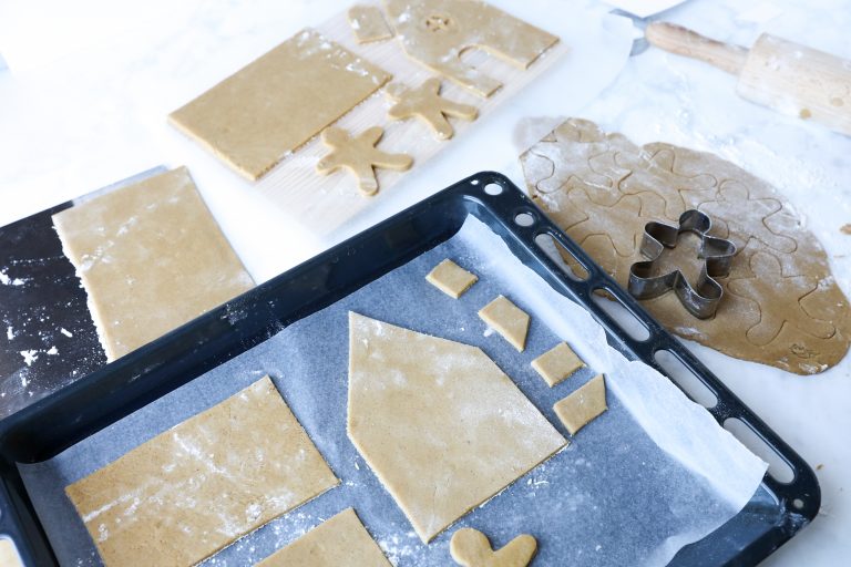 Step-by-Step Gingerbread House Tutorial - Just Easy Recipes