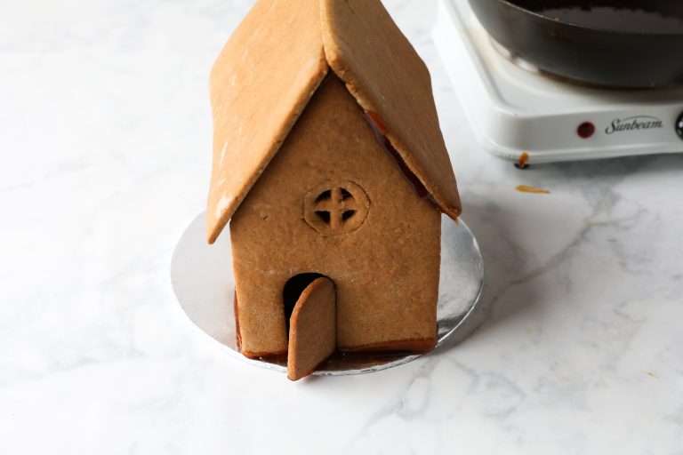 Step-by-Step Gingerbread House Tutorial - Just Easy Recipes