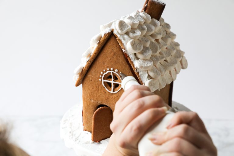 Step-by-Step Gingerbread House Tutorial - Just Easy Recipes
